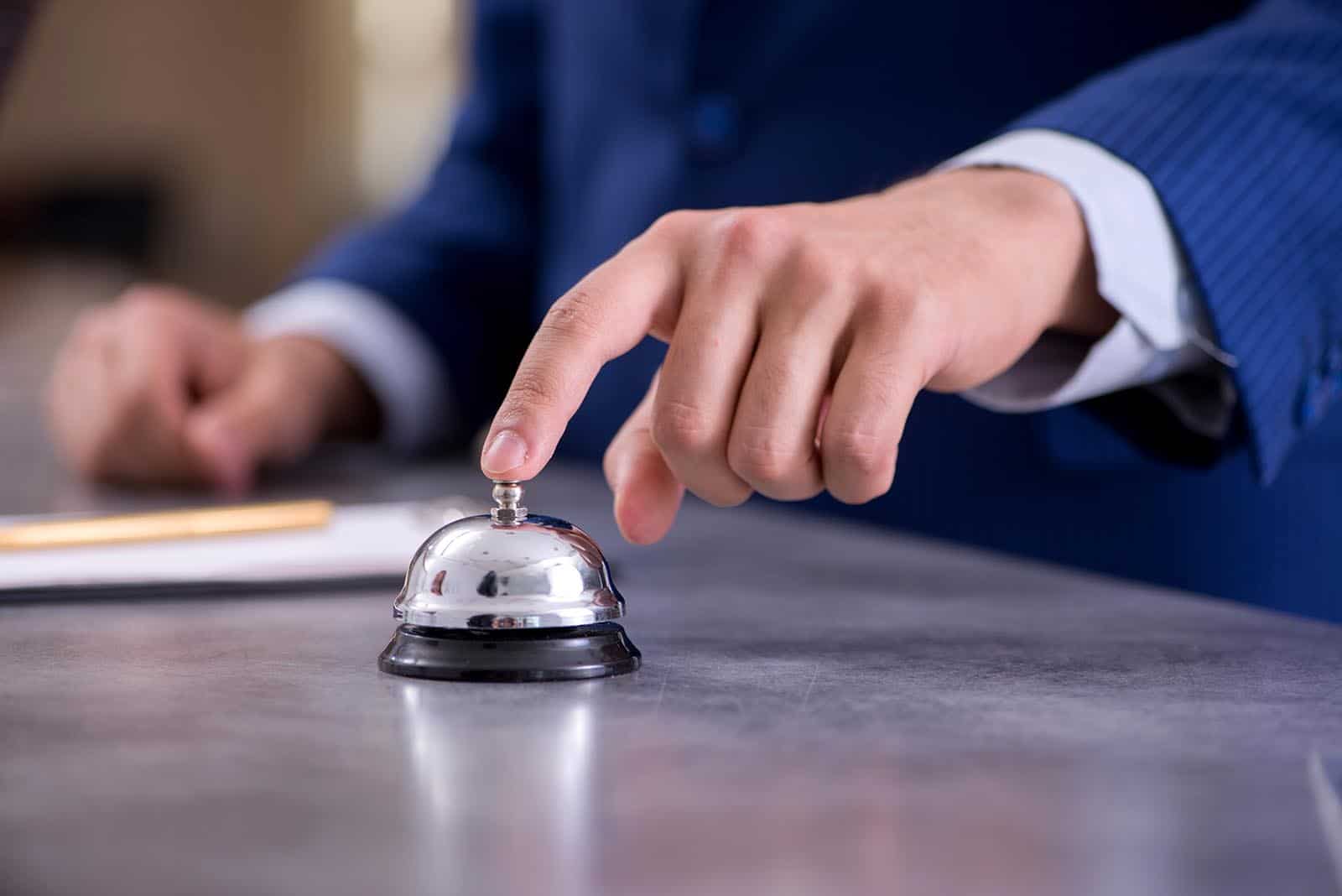 4 Tips On How To Deal With Difficult Hotel Guests - eviivo